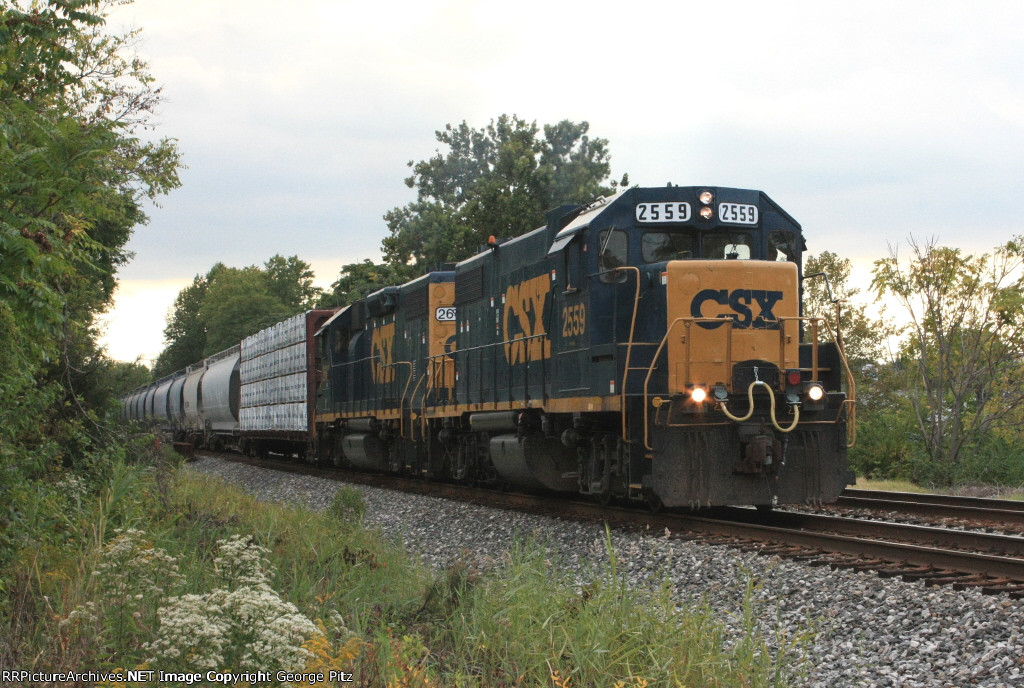 CSX 2559 and train D777